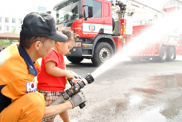 "소방관 아저씨, 소방체험 재미있어요"