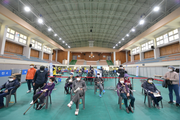 [포토] 속초 백신접종 받는 어르신들