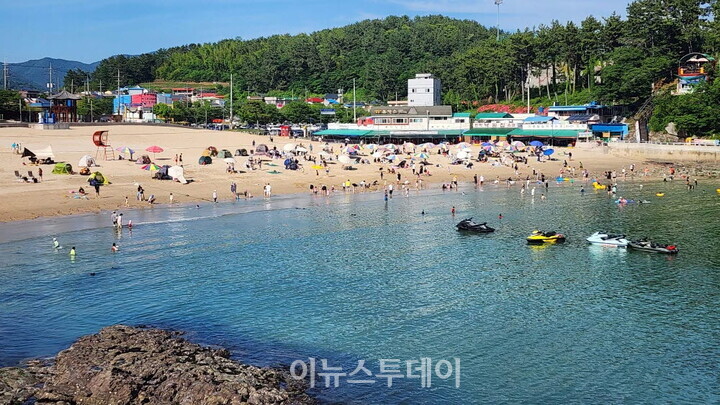 [포토] 피서객들로 붐비는 사천시 삼천포 남일대 해수욕장