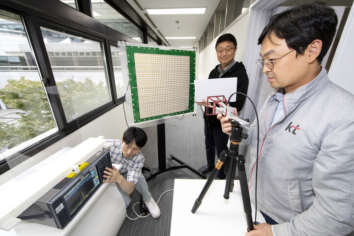 KT, 6G 주파수 후보 대역별 RIS 성능 검증