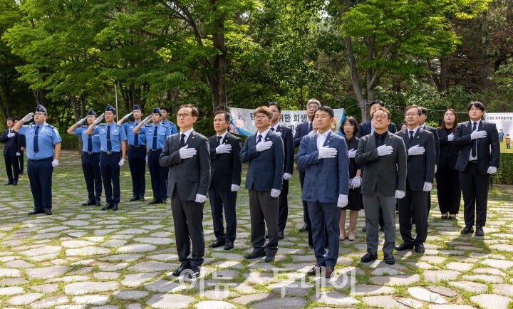 경상국립대 권진회 총장, 진주시 현충탑 참배