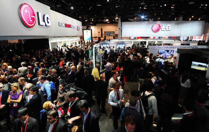 'CES2012'서 LG전자 전시관을 둘러보는 수많은 관람객